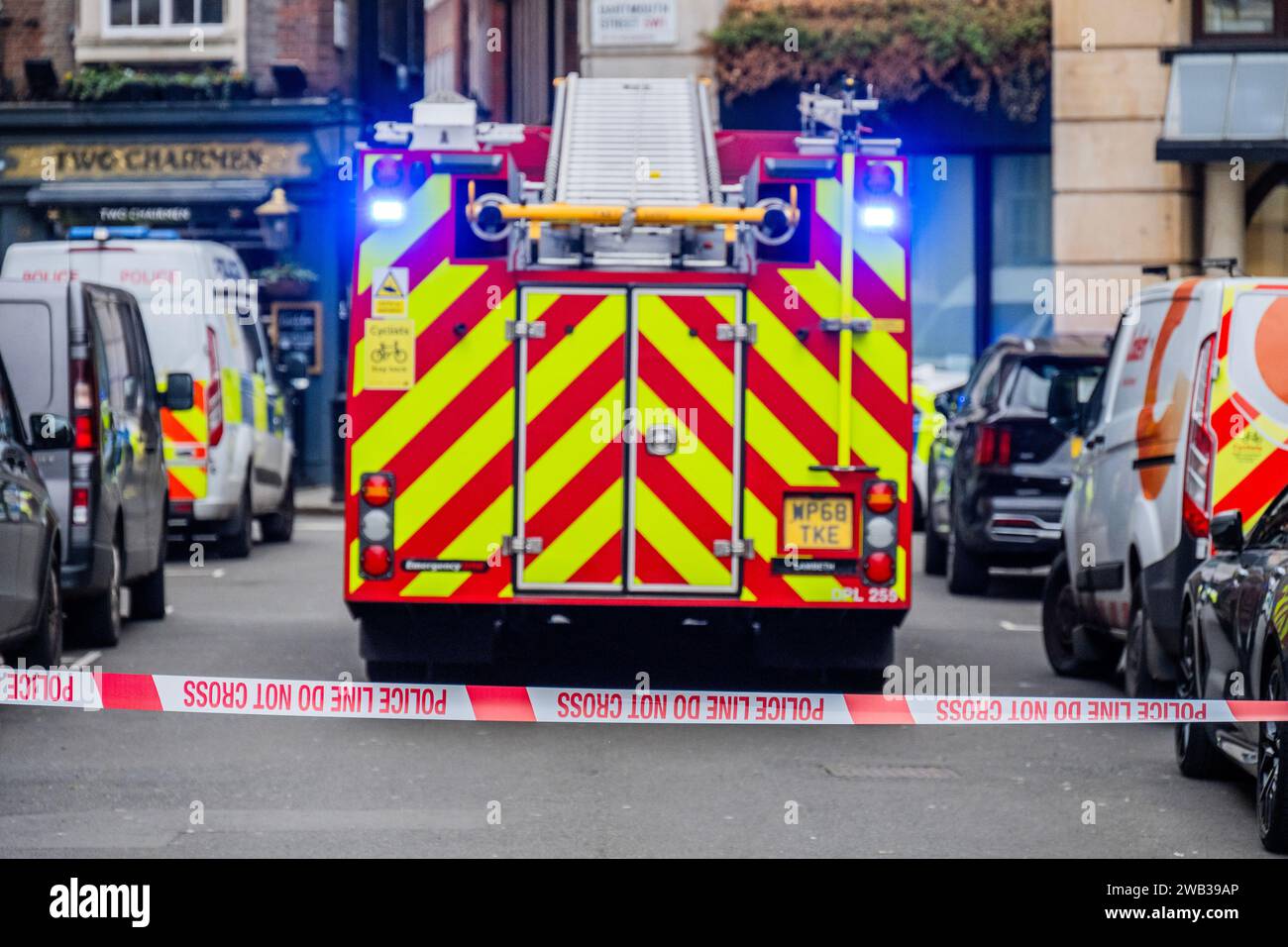 London, UK. 8th Jan, 2024. Police (including armed units from the ...