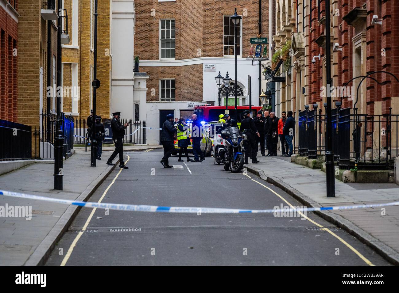 London, UK. 8th Jan, 2024. Police (including armed units from the ...