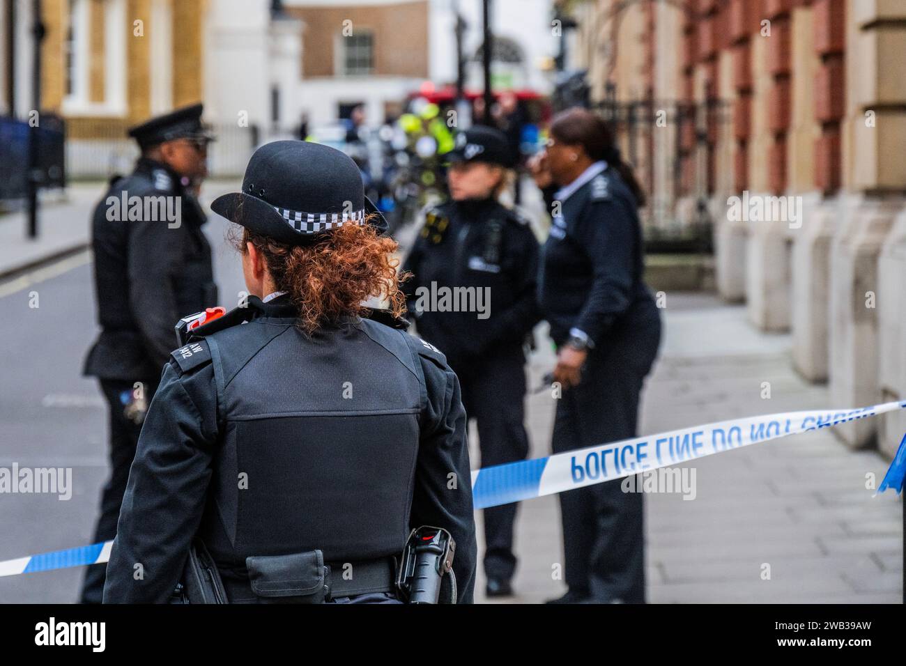 London, UK. 8th Jan, 2024. Police (including armed units from the ...