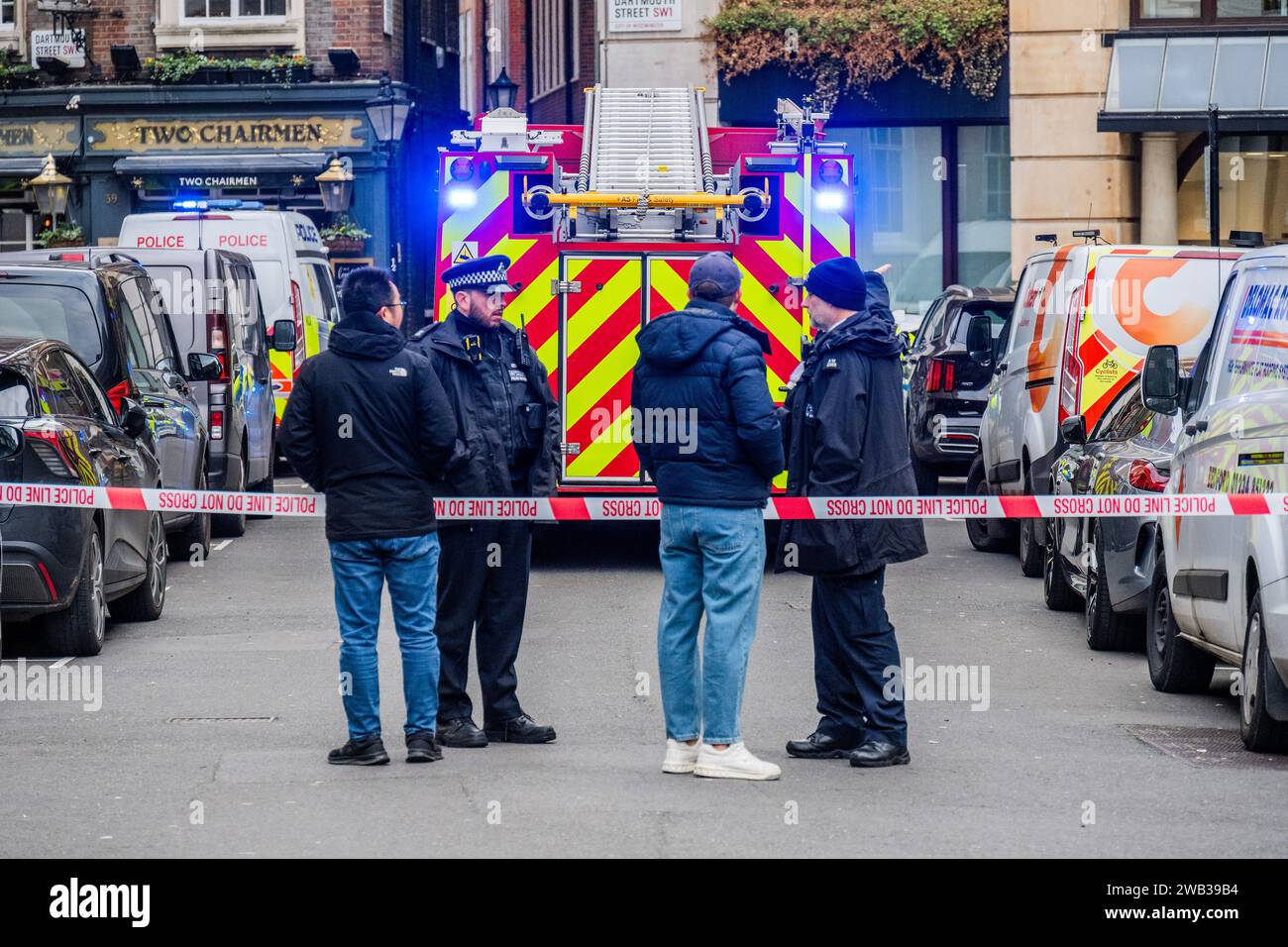 London, UK. 8th Jan, 2024. Police (including armed units from the ...
