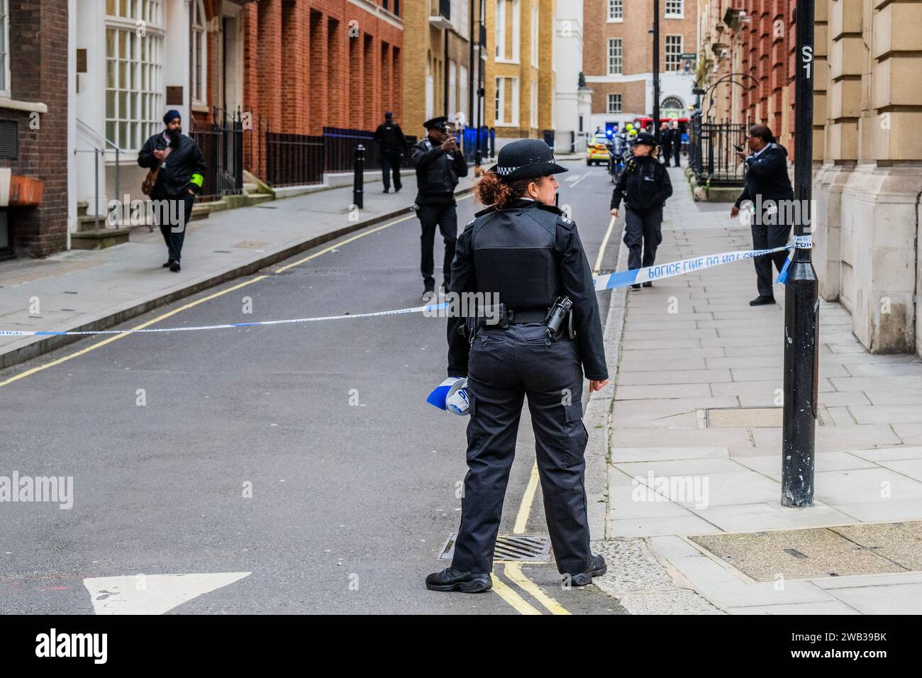 London, UK. 8th Jan, 2024. Police (including armed units from the ...