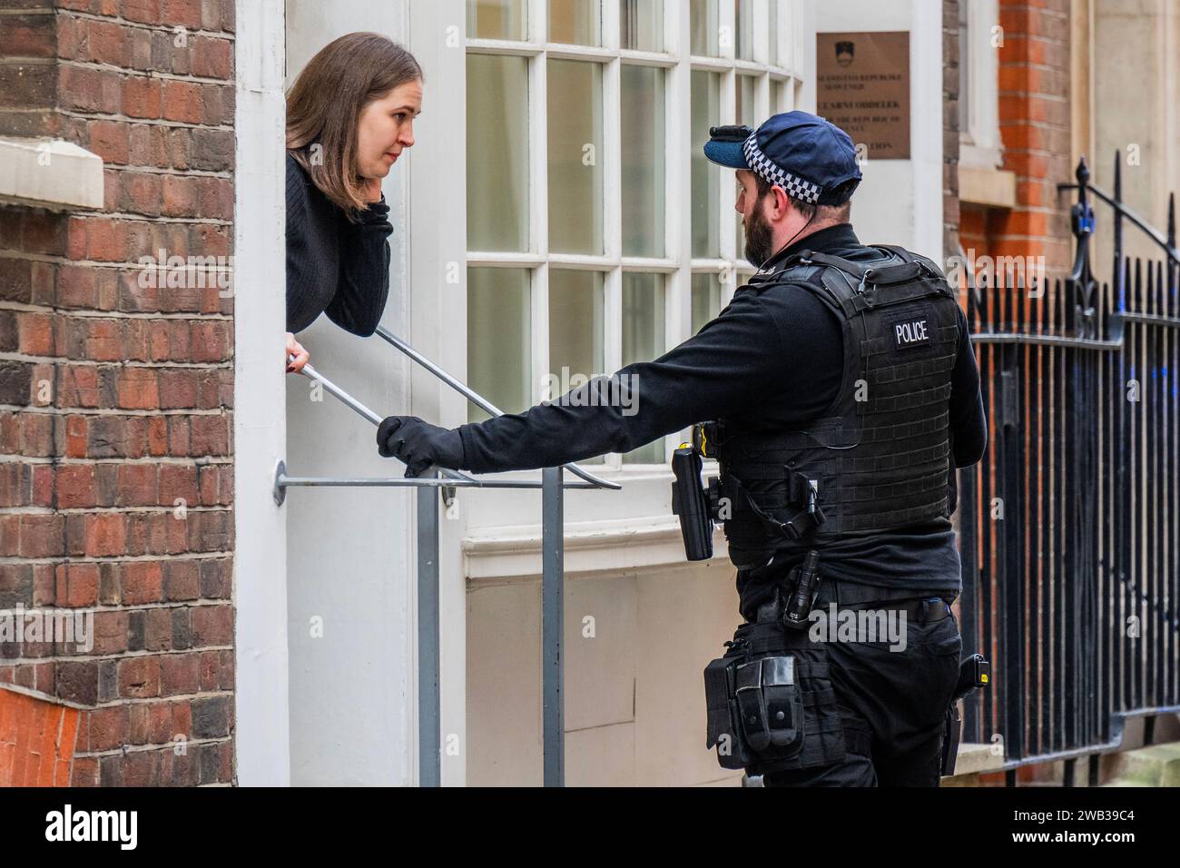 London, UK. 8th Jan, 2024. Office workers are vacuated and held behind ...