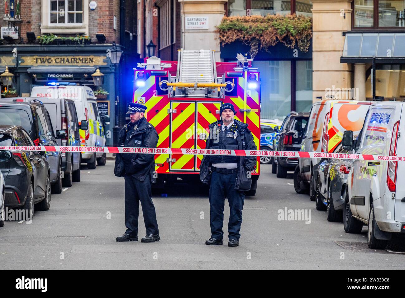 London, UK. 8th Jan, 2024. Police (including armed units from the ...