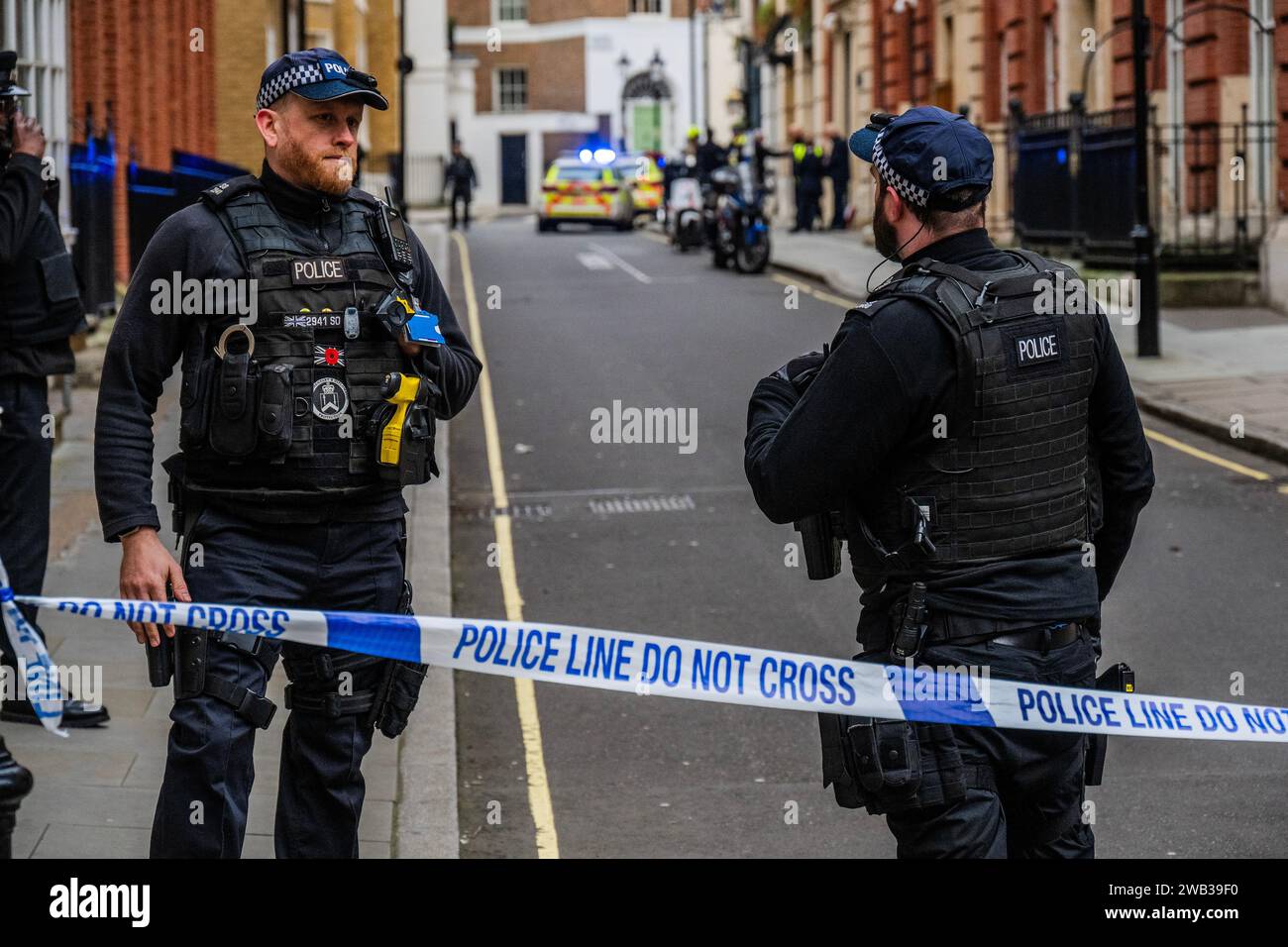 London, UK. 8th Jan, 2024. Office workers are vacuated and held behind ...