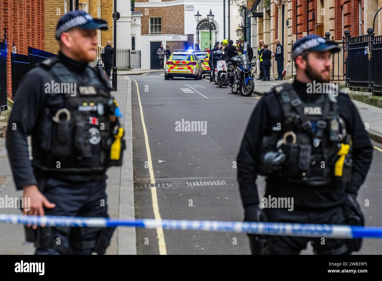 London, UK. 8th Jan, 2024. Office workers are vacuated and held behind ...