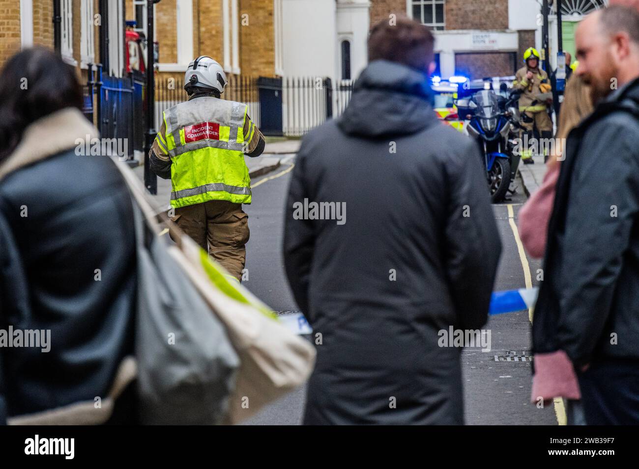 London, UK. 8th Jan, 2024. Office workers are vacuated and held behind ...