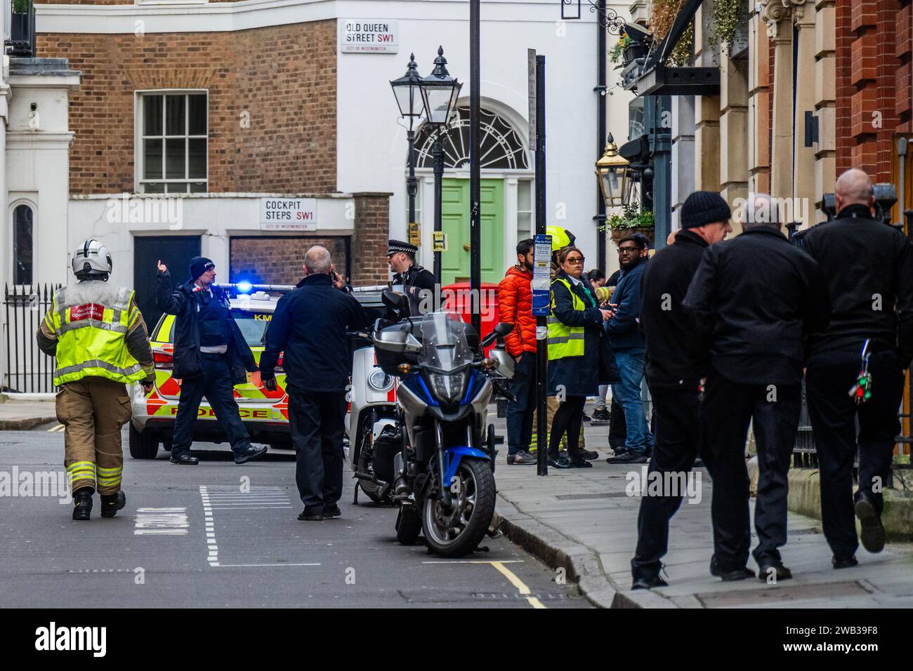London, UK. 8th Jan, 2024. Police (including armed units from the ...