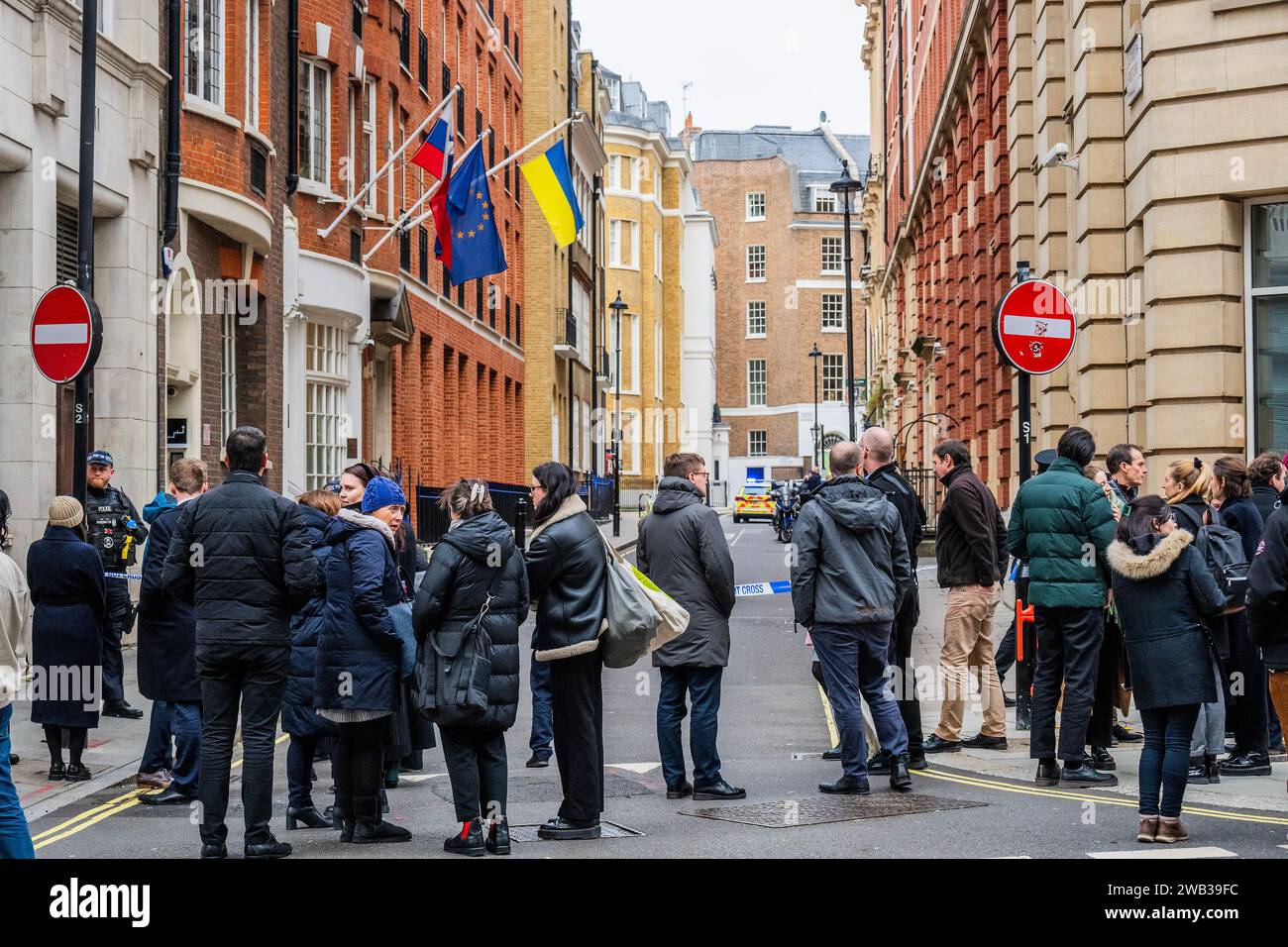 London, UK. 8th Jan, 2024. Office workers are vacuated and held behind ...