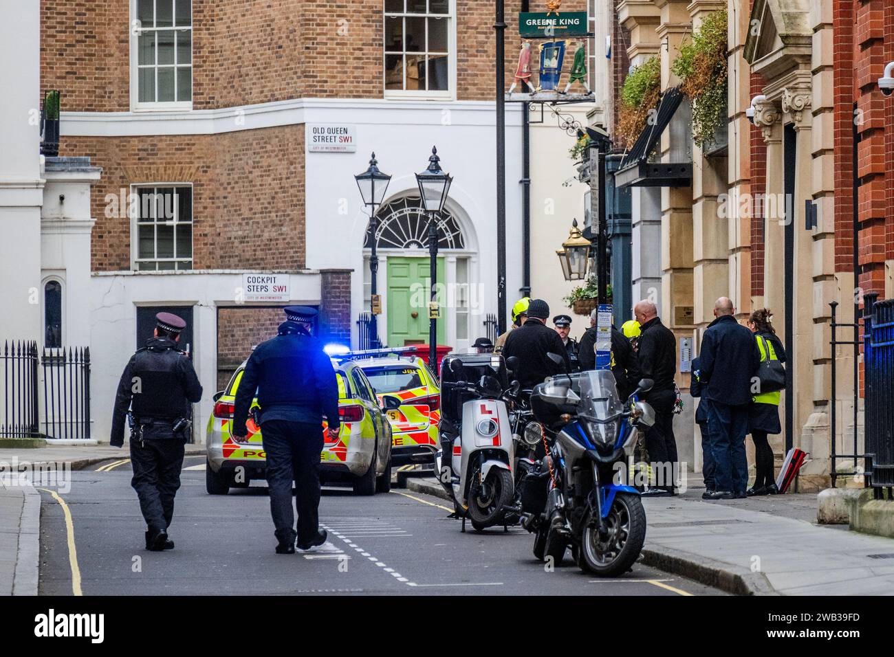 London, UK. 8th Jan, 2024. Police (including armed units from the ...