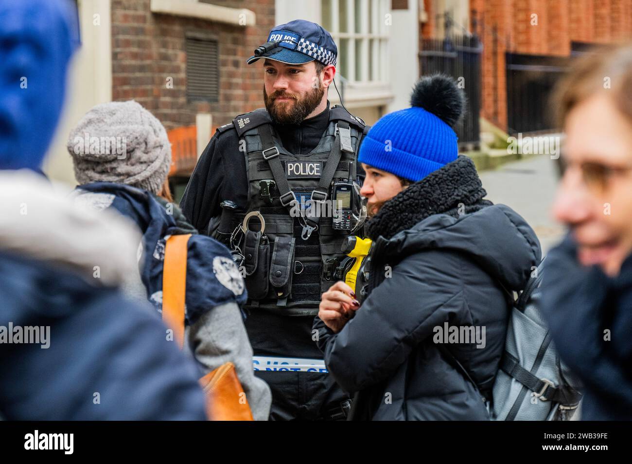 London, UK. 8th Jan, 2024. Office workers are vacuated and held behind ...