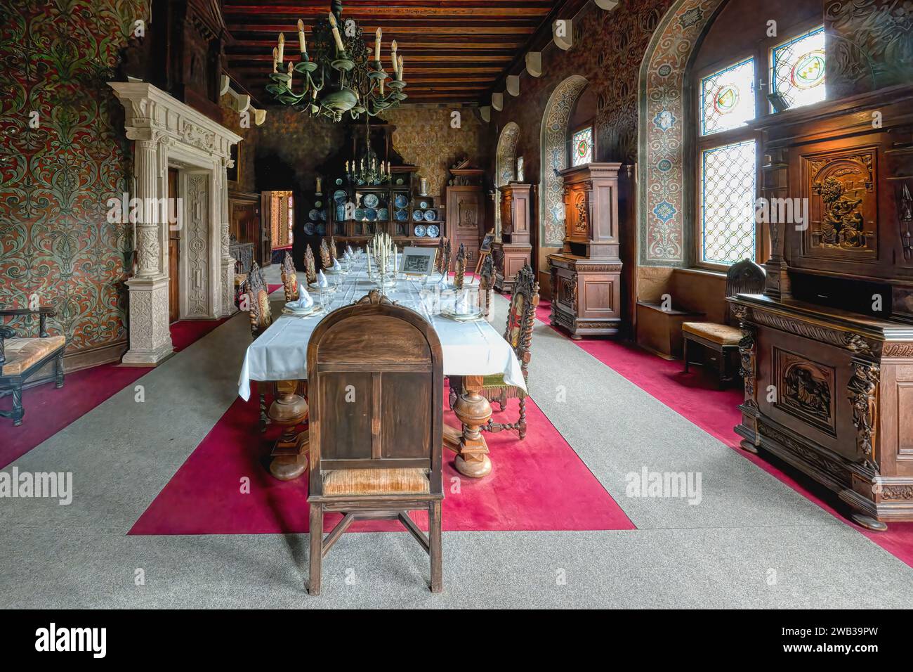 Medieval castle dining room hi-res stock photography and images - Alamy
