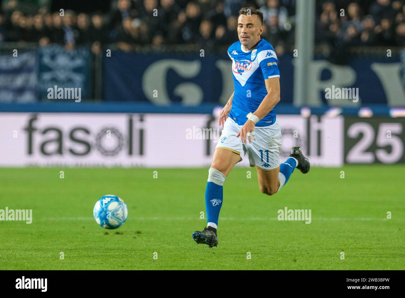 Gabriele Moncini of Brescia Calcio FC carries the ball during the ...