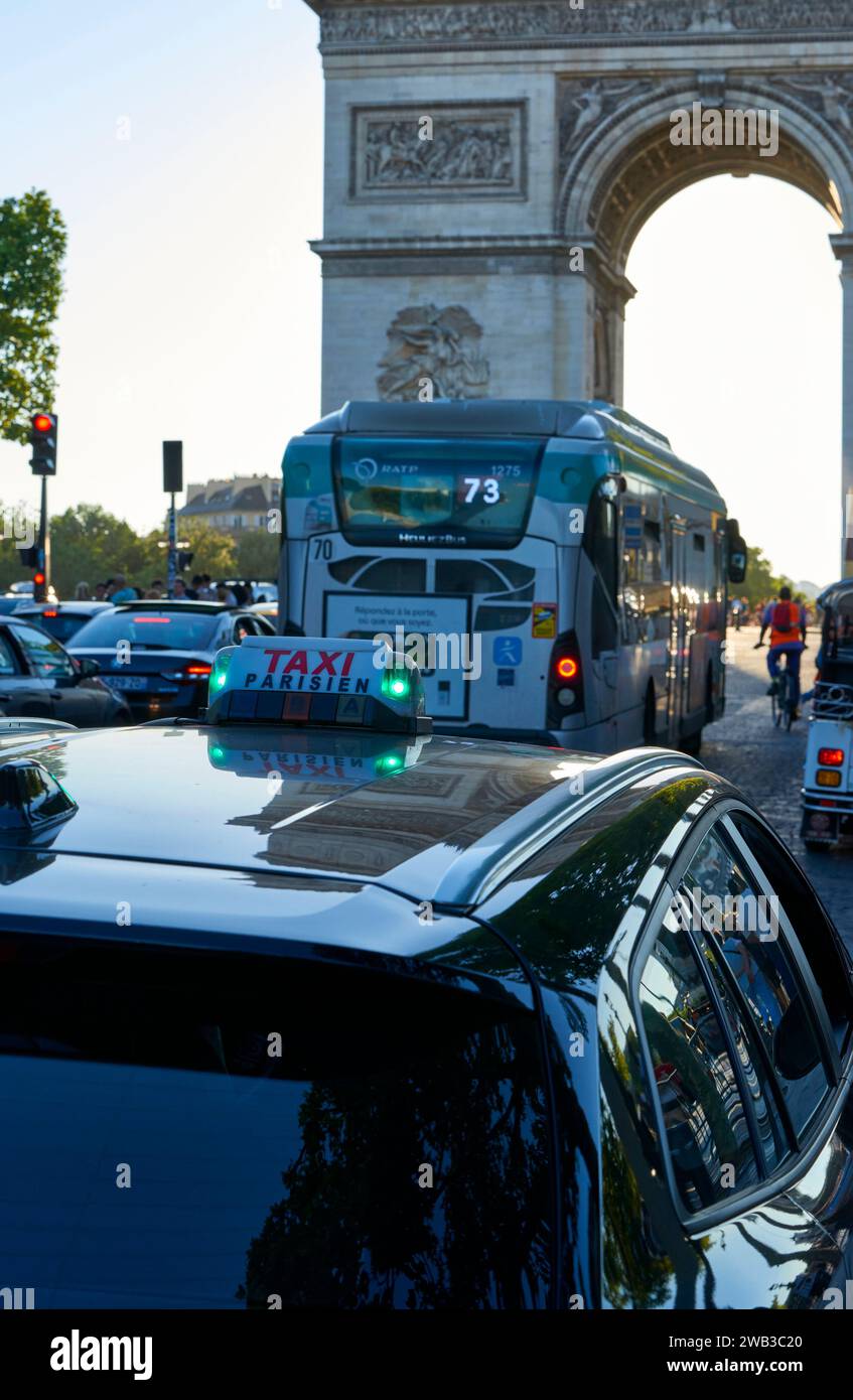 Arc de triomphe on square hi-res stock photography and images - Alamy