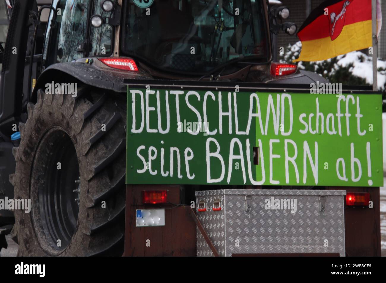 Feature Bauern-Protest in Hamburg: Schriftzug an einem Trecker ...