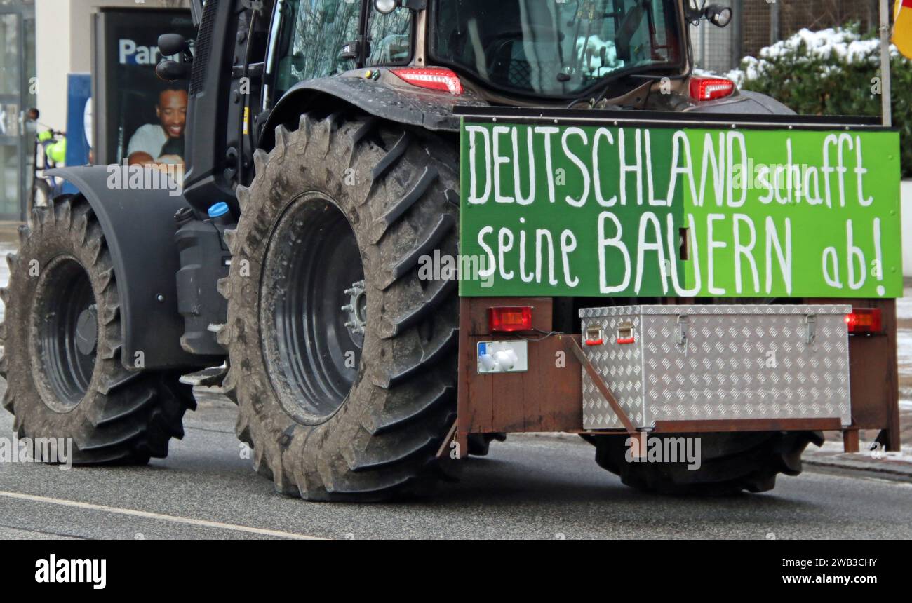 Feature Bauern-Protest in Hamburg: Schriftzug an einem Trecker ...