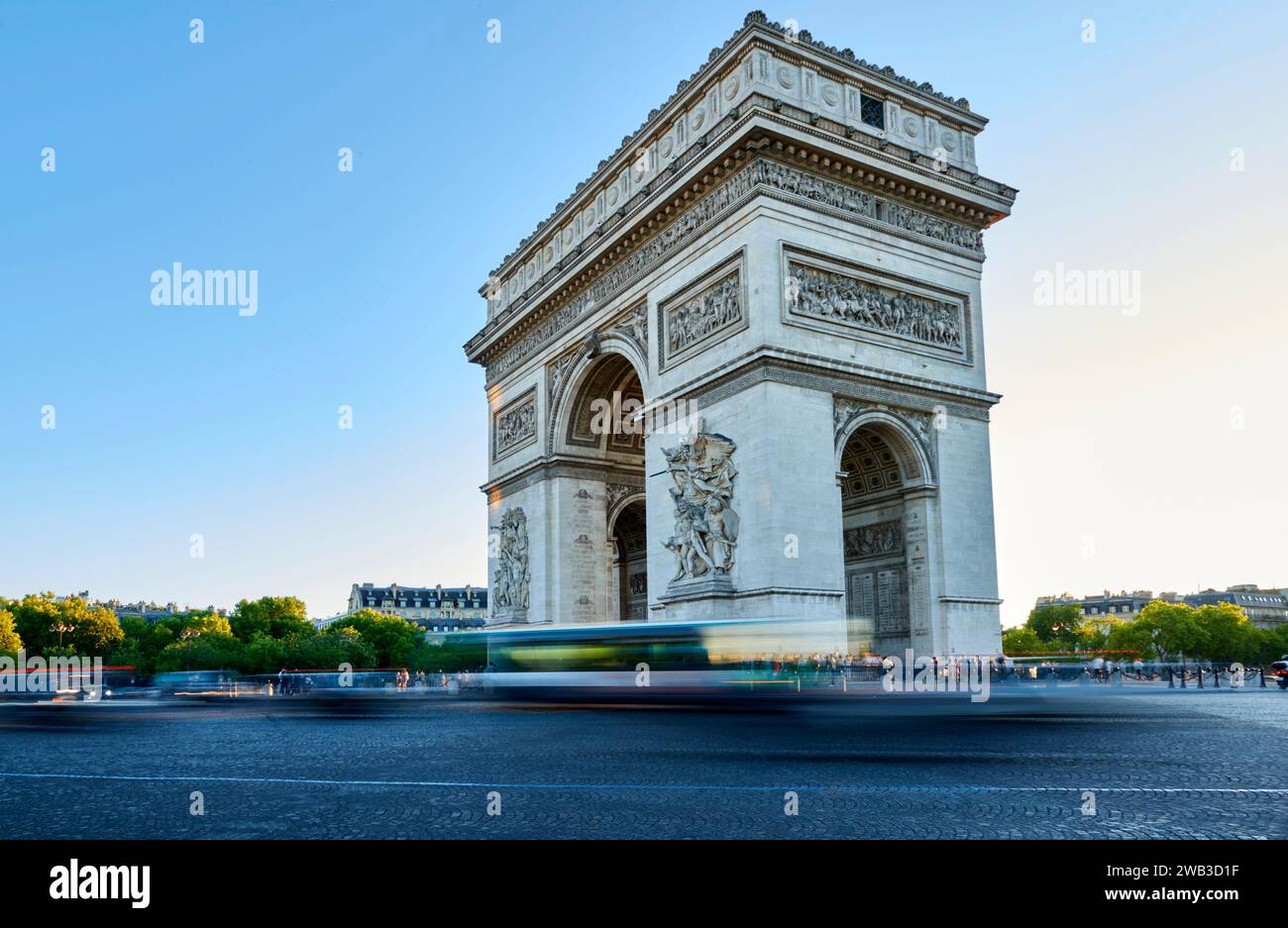 Cityscape traffic on triumph square hi-res stock photography and images ...
