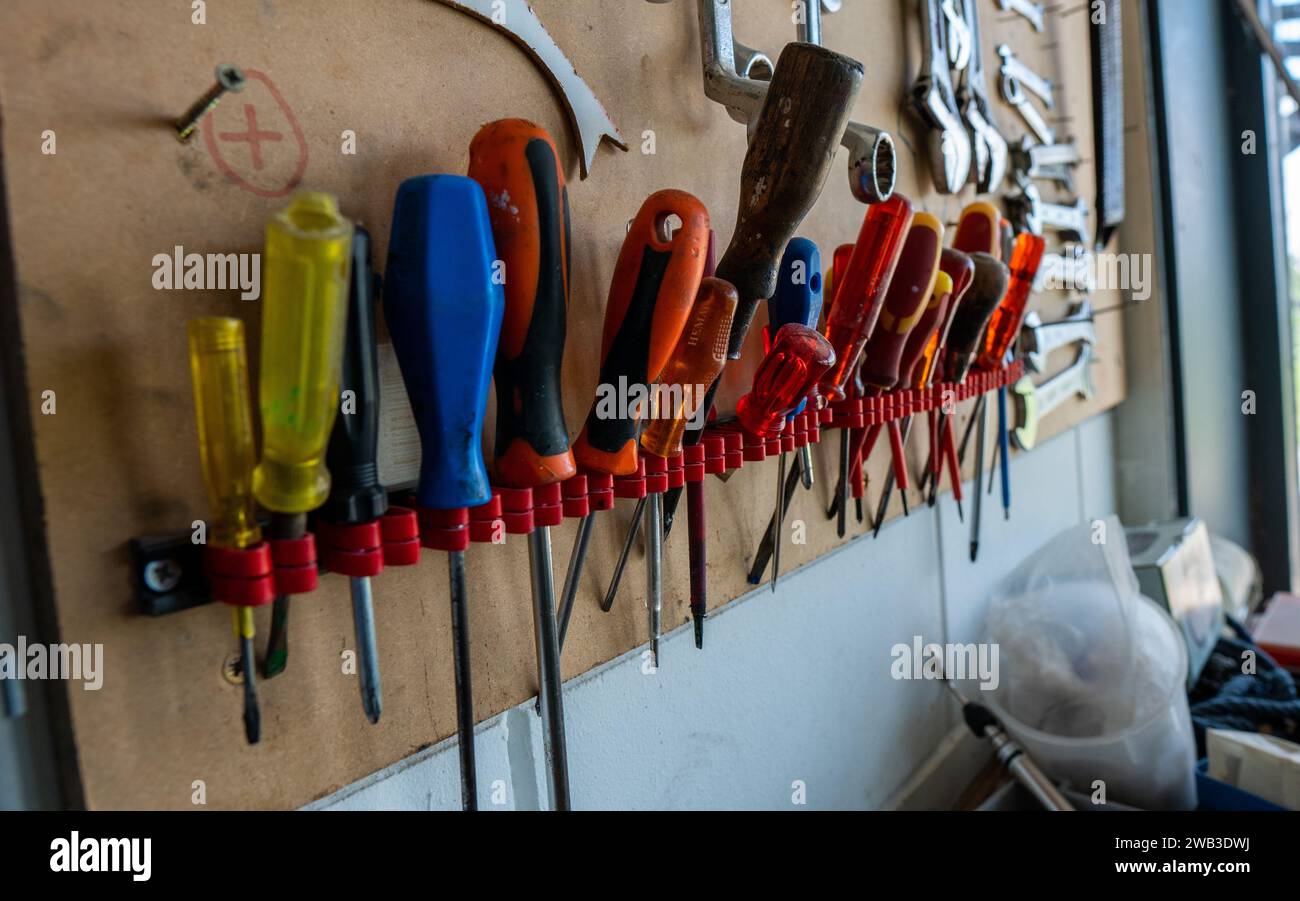 Messy garage workbench hi-res stock photography and images - Alamy