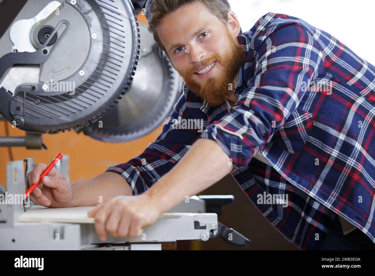 efficient man operating circular saw in wood workshop Stock Photo - Alamy