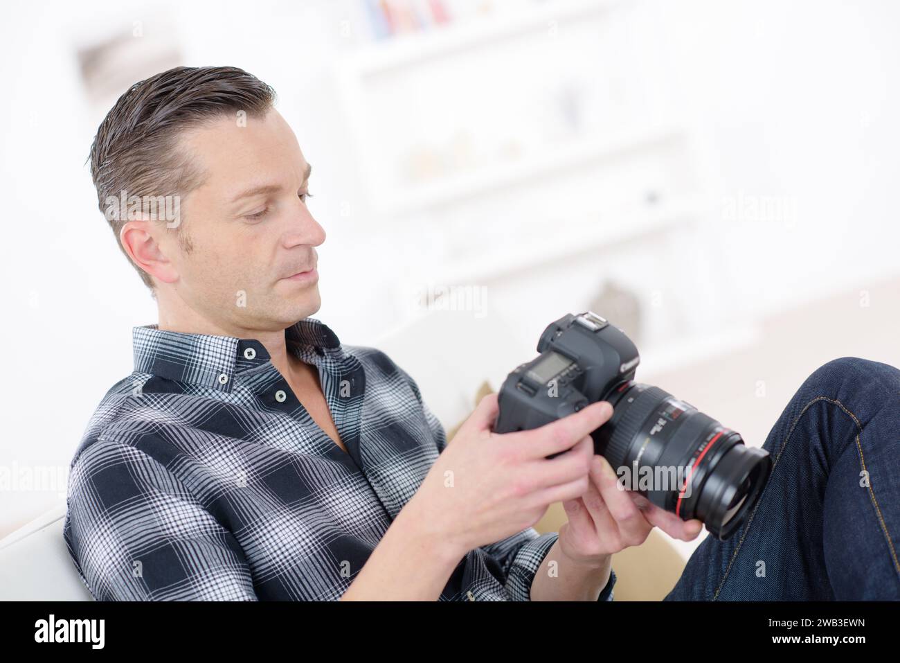 Camera lense looking at you hi-res stock photography and images - Alamy
