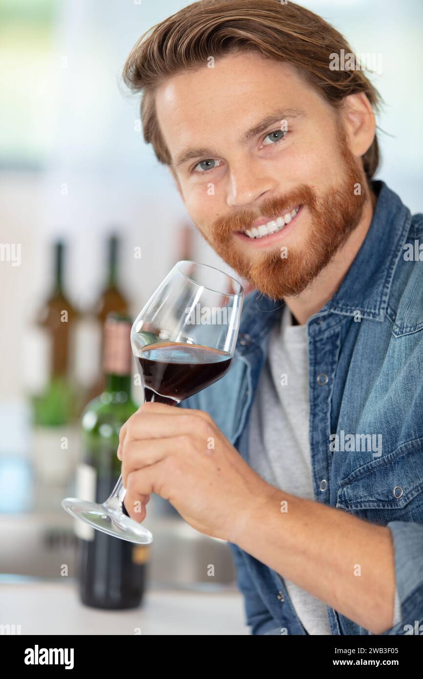 Man home wine cellar hi-res stock photography and images - Alamy