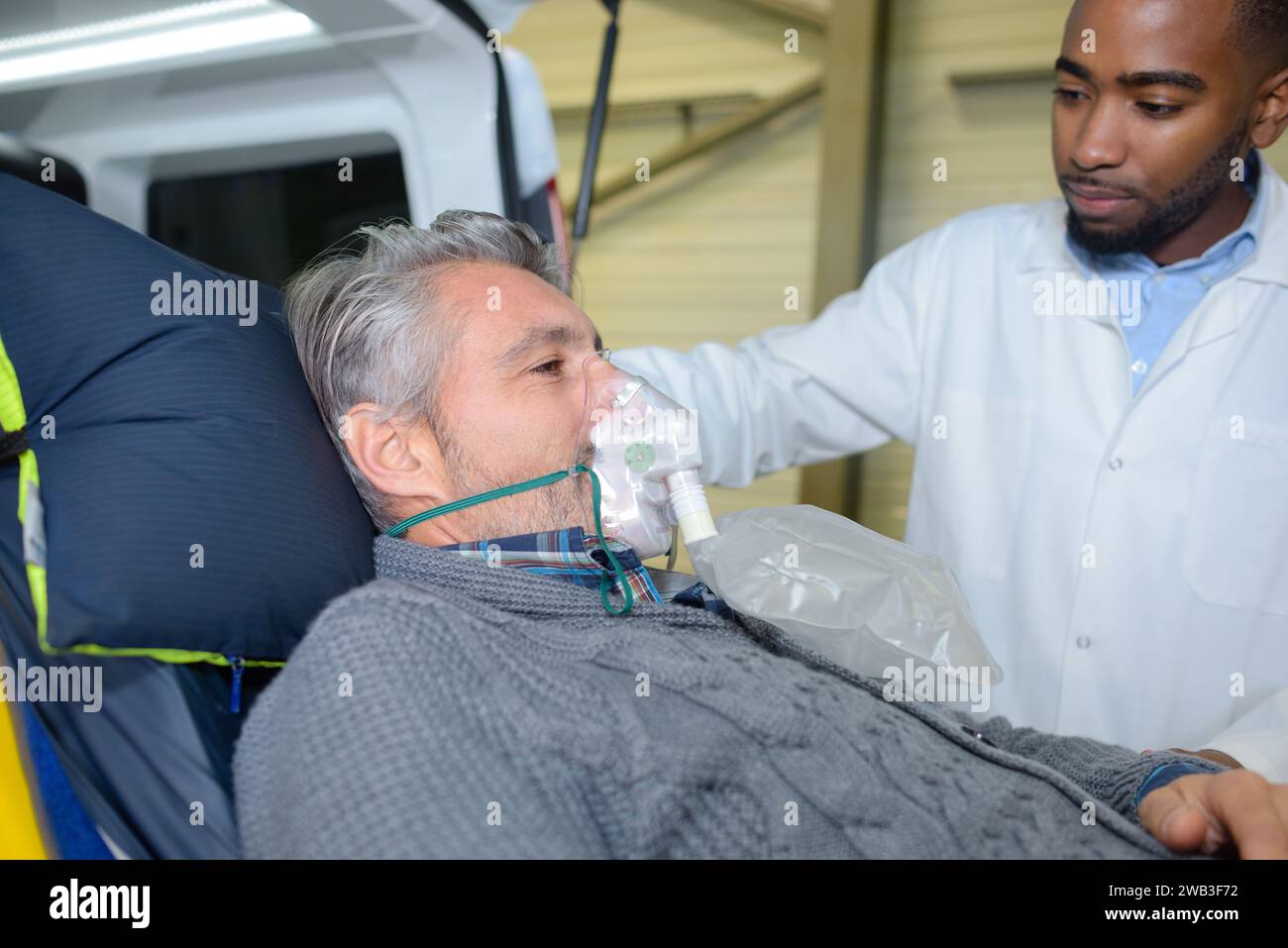 nurse preparing the oxygen mask for patient Stock Photo - Alamy