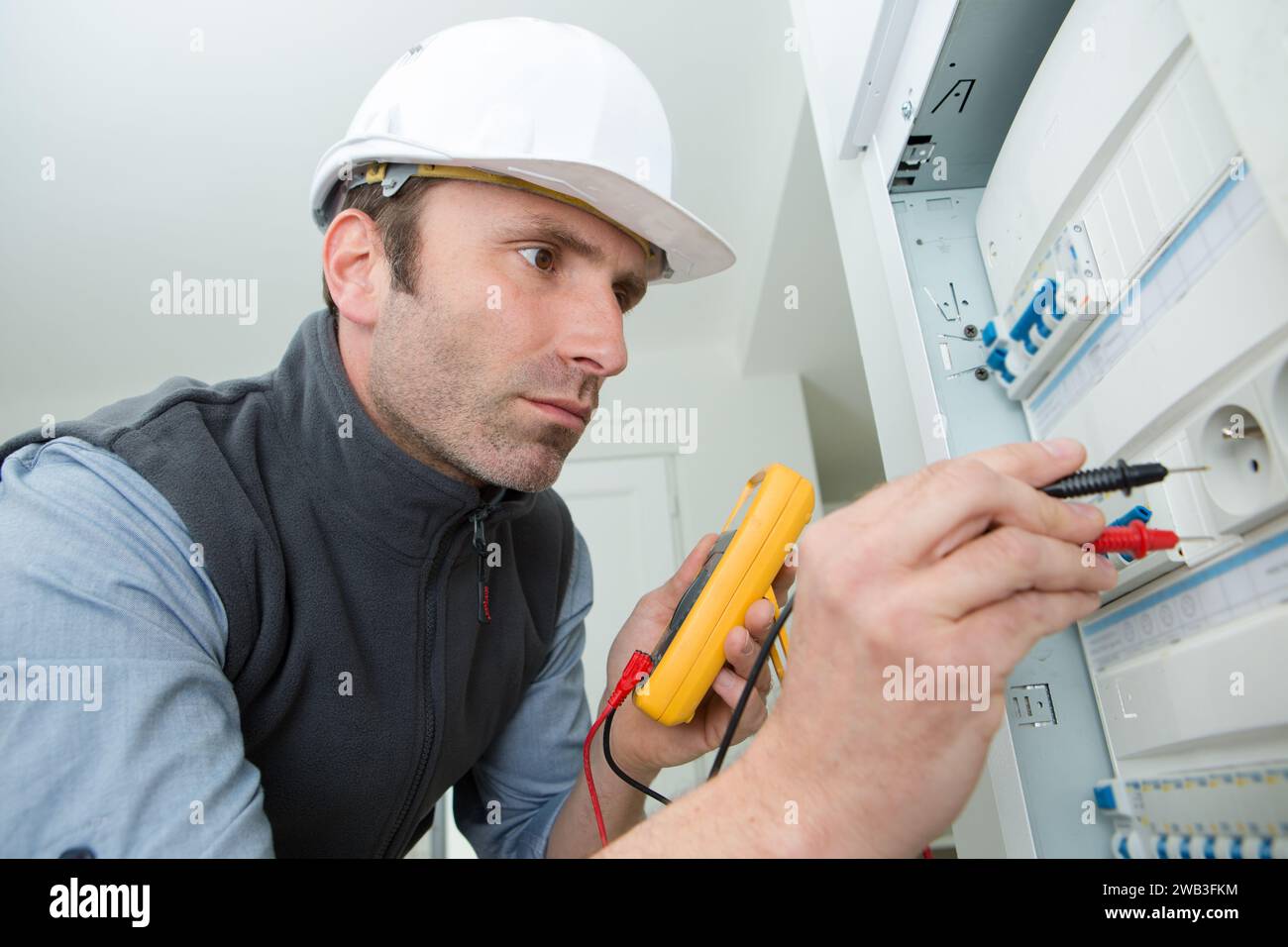 auto mechanic man with multimeter testing fuseboard Stock Photo - Alamy