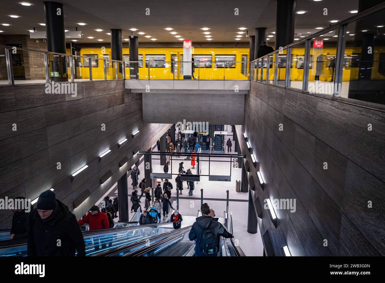 Berlin Mitte ÖPNV: BVG, U-Bahn U6 am Bahnhof / Station Unter den Linden ...