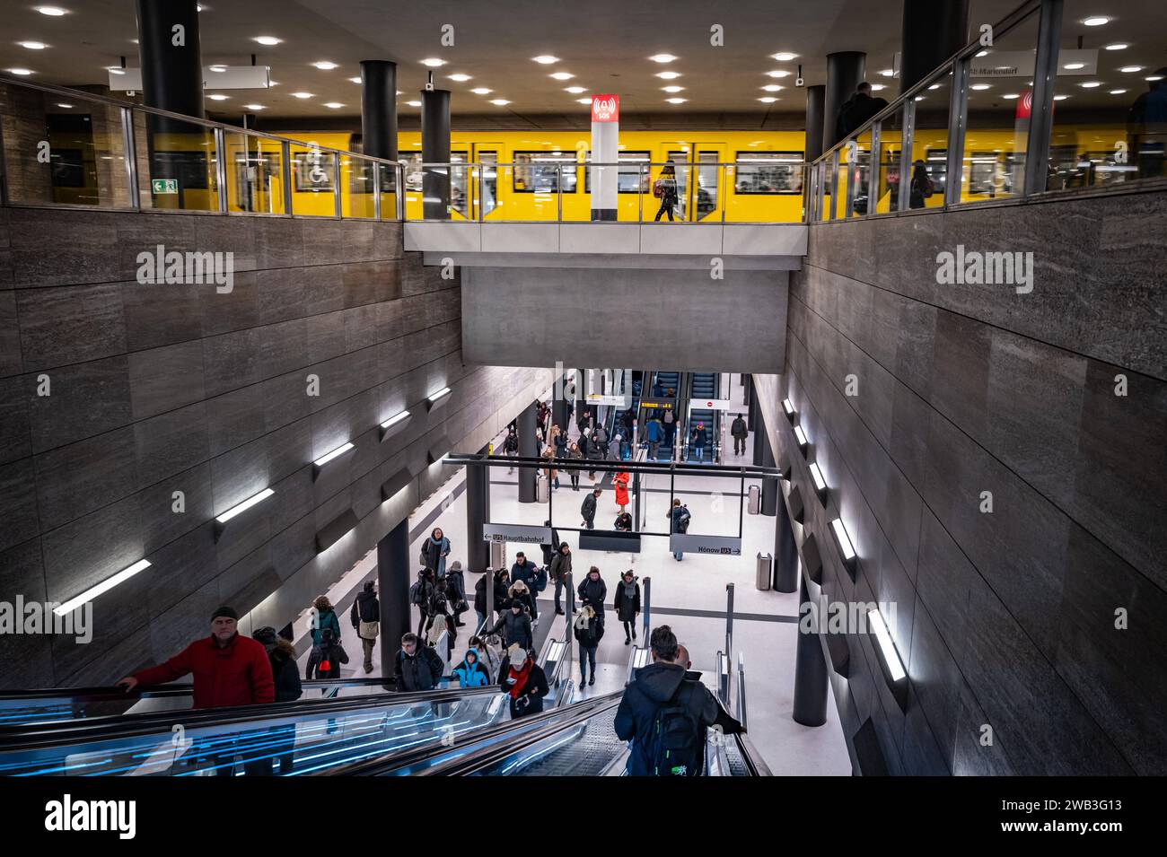 Berlin Mitte ÖPNV: BVG, U-Bahn U6 am Bahnhof / Station Unter den Linden ...