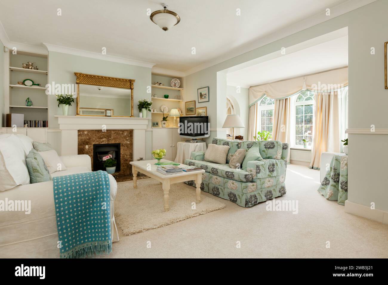 Traditional british living room hi-res stock photography and images - Alamy