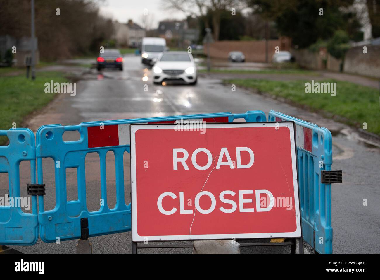 Datchet, Berkshire, UK. 8th January, 2024. Some drivers were ignoring a ...