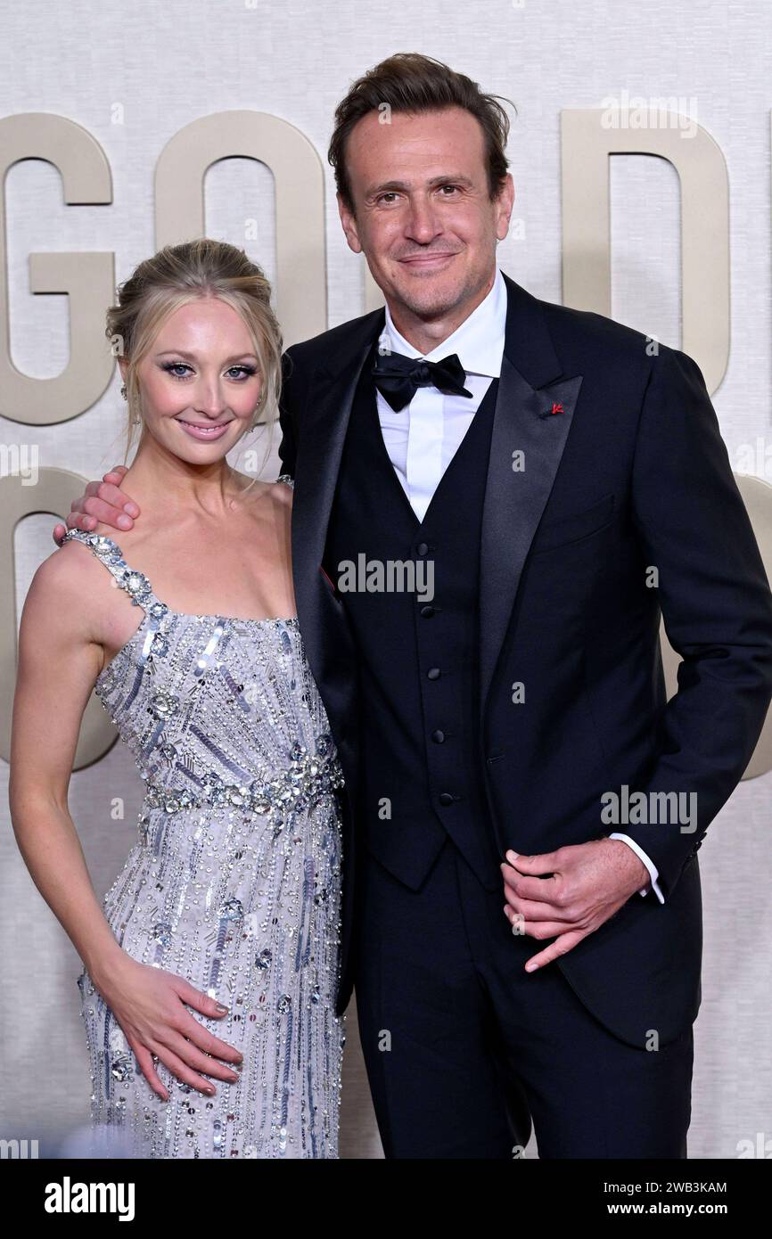 Kayla Radomski und Jason Segel bei der Verleihung der 81. Golden Globe ...