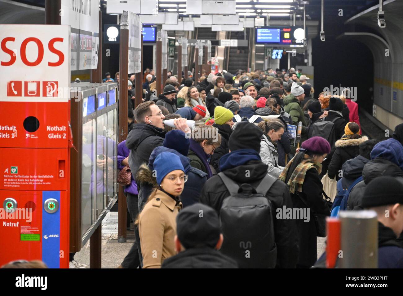 U bahn bahnsteig hi-res stock photography and images - Alamy