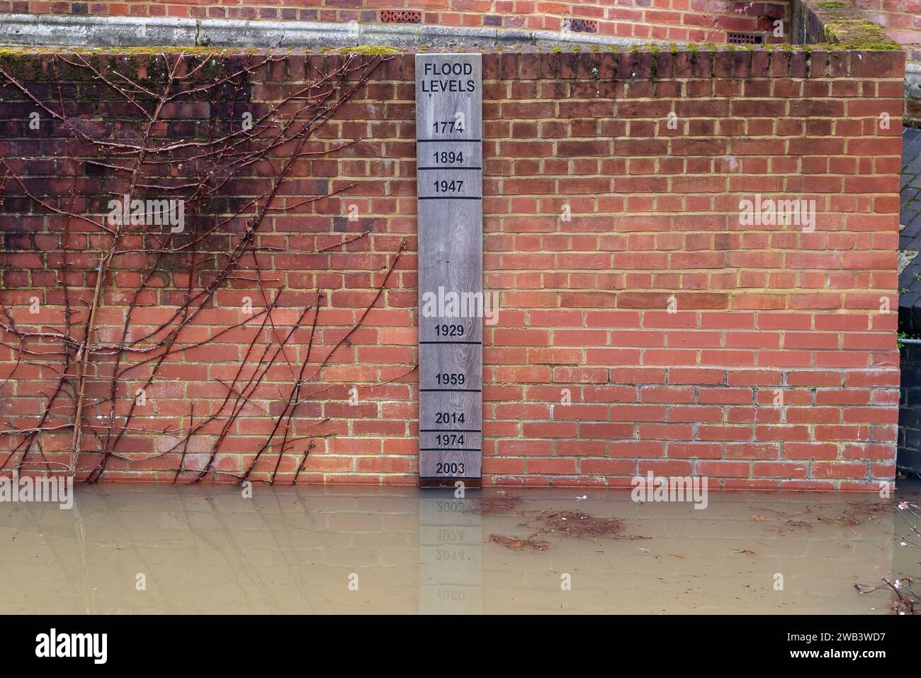 Eton, Windsor, Berkshire. 8th January, 2024. A flood marker at The ...