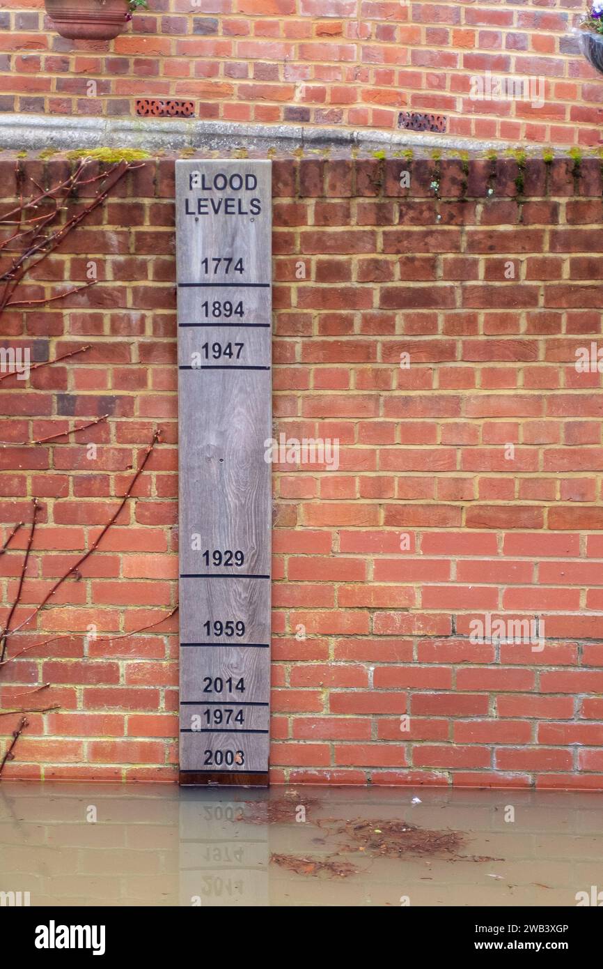 Datchet, Berkshire, UK. 8th January, 2024. A flood marker at The Barnes ...
