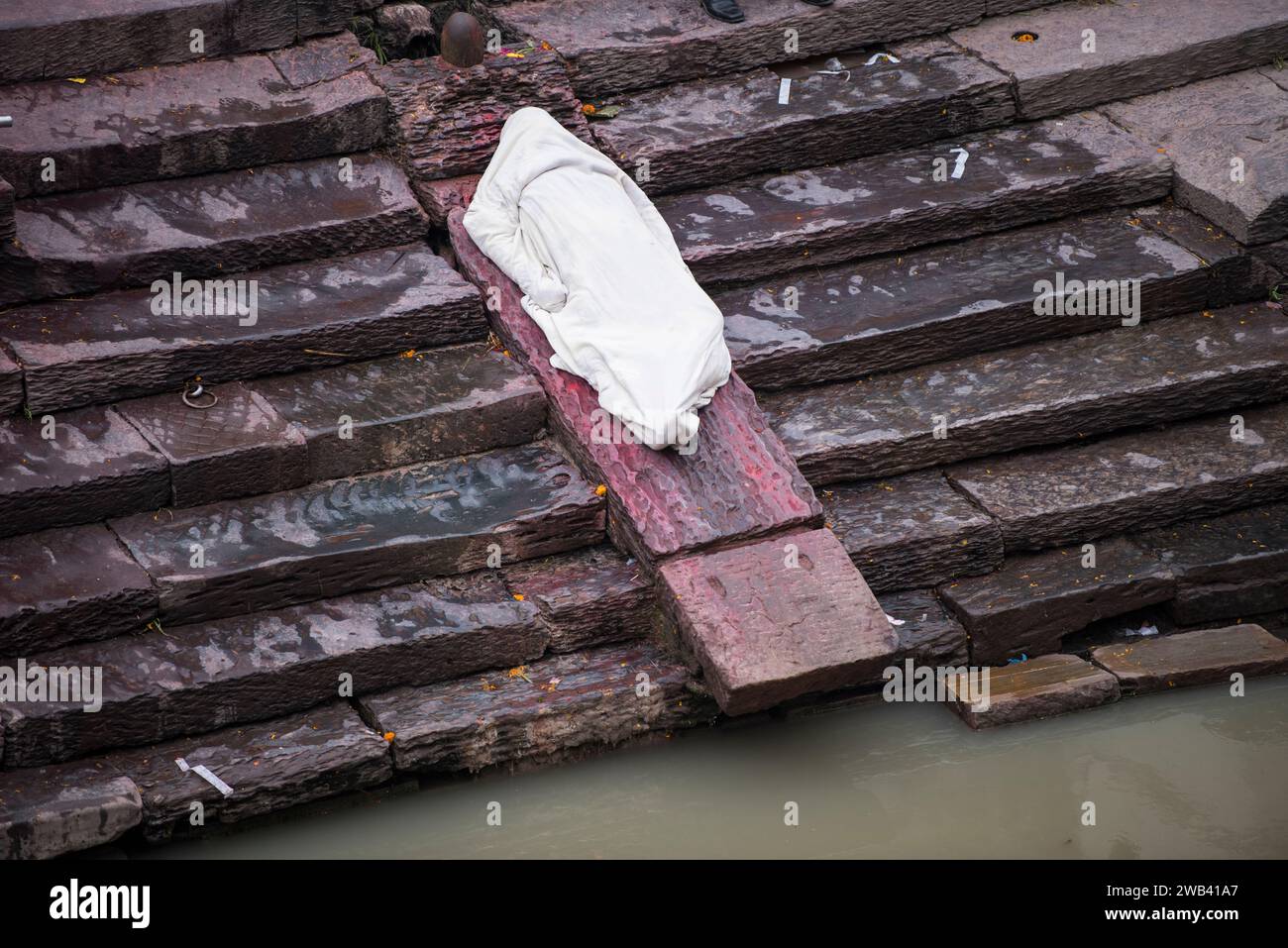 Kathmandu, Nepal- April 20,2019 : Hindu People Cremating dead bodies ...