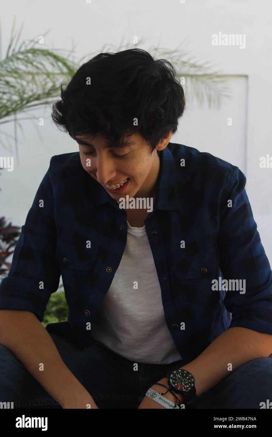 Camisa blanca chico hi-res stock photography and images - Alamy