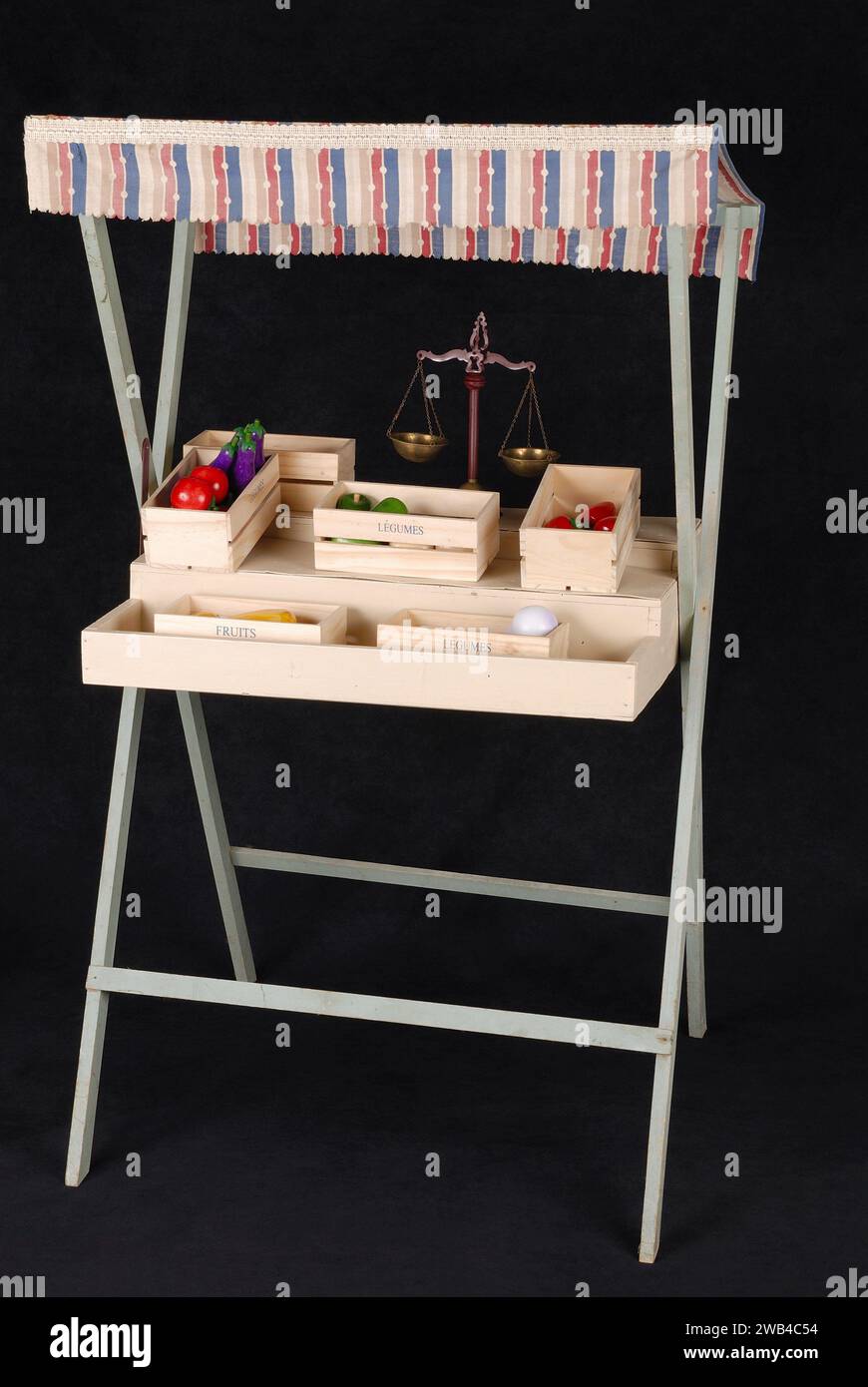 Toy Wooden grocery stand Includes : 6 crates with wooden fruits and ...