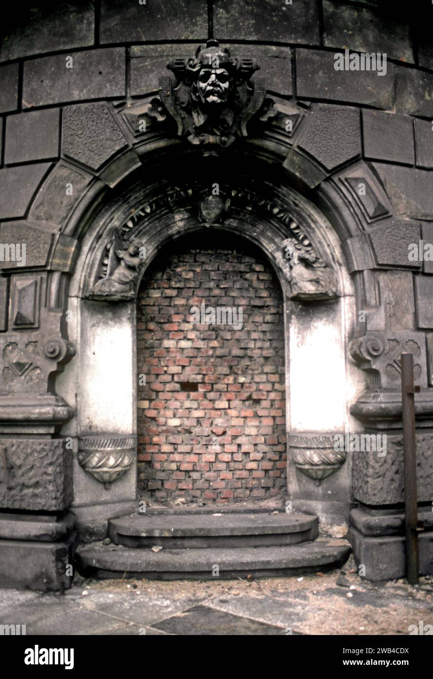 War damaged architecture hi-res stock photography and images - Alamy