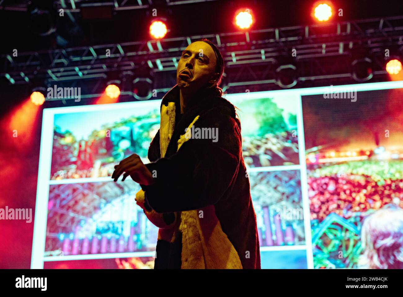 Oliver tree alone in a crowd hi-res stock photography and images - Alamy