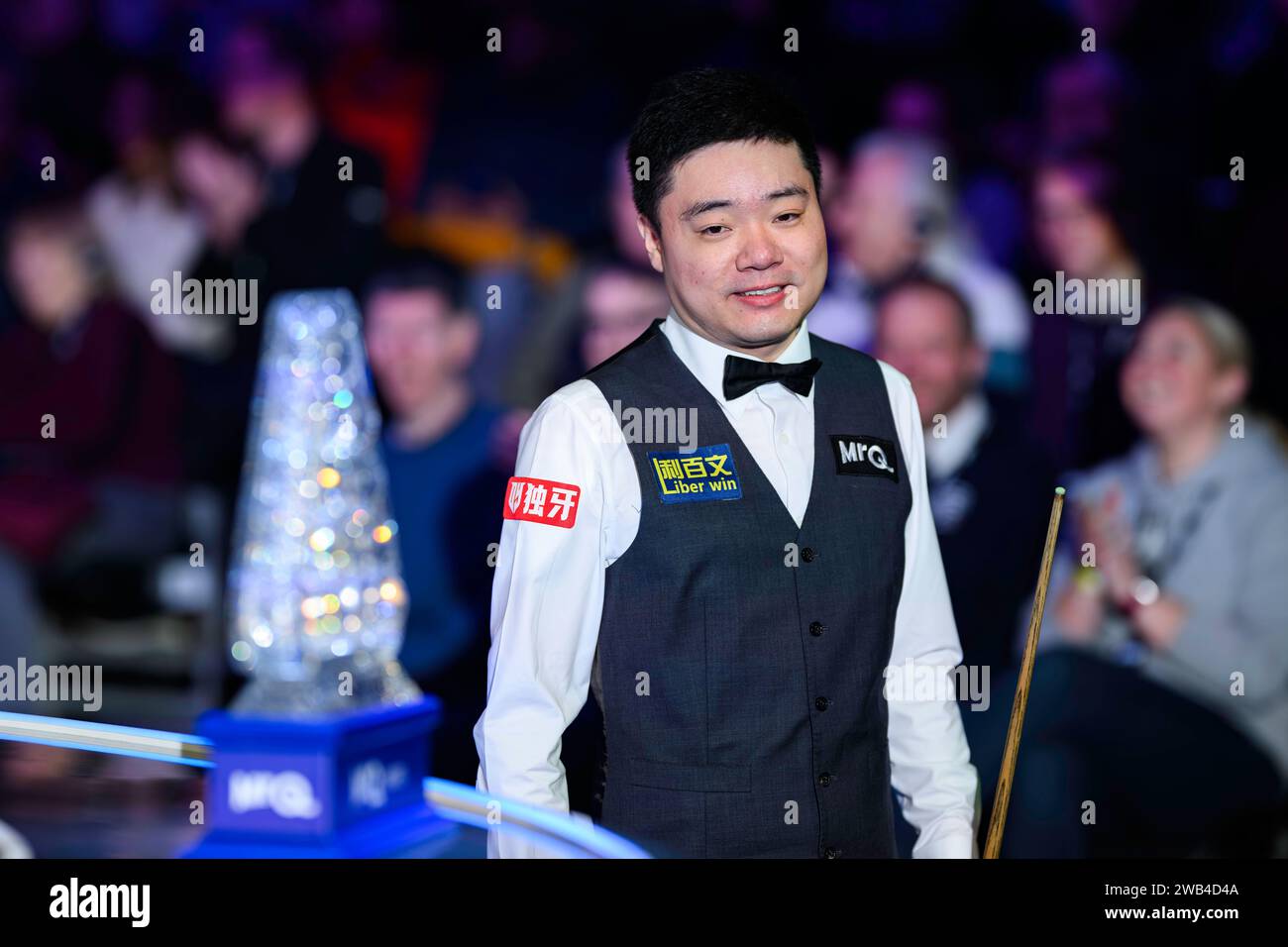 LONDON, UNITED KINGDOM. 08th Jan, 2024. Ding Junhui enters the arena in ...