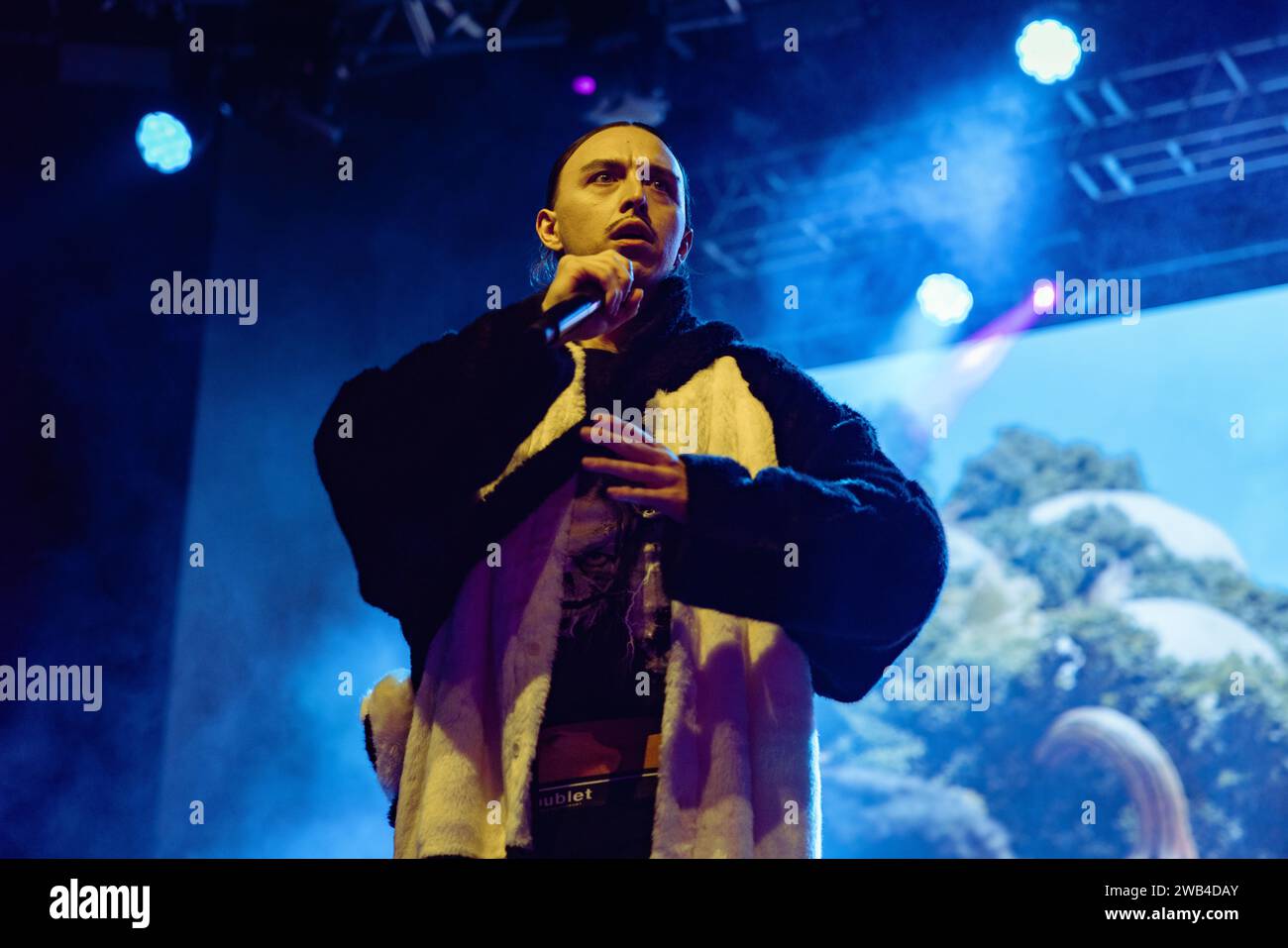 Oliver tree alone in a crowd hi-res stock photography and images - Alamy