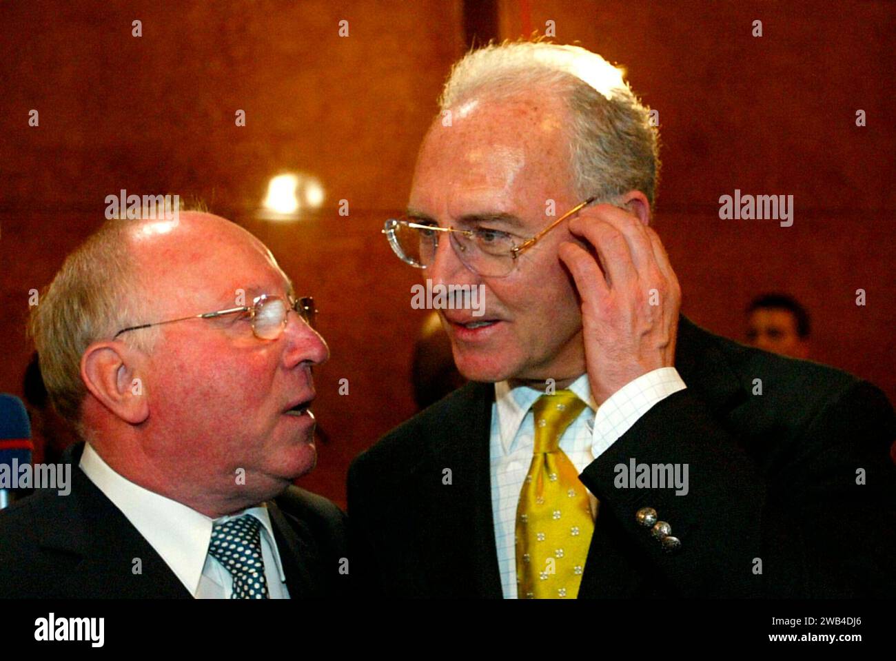 Hamburg, Deutschland. 26th Nov, 2003. Uwe Seeler wird 30. Ehrenbuerger ...