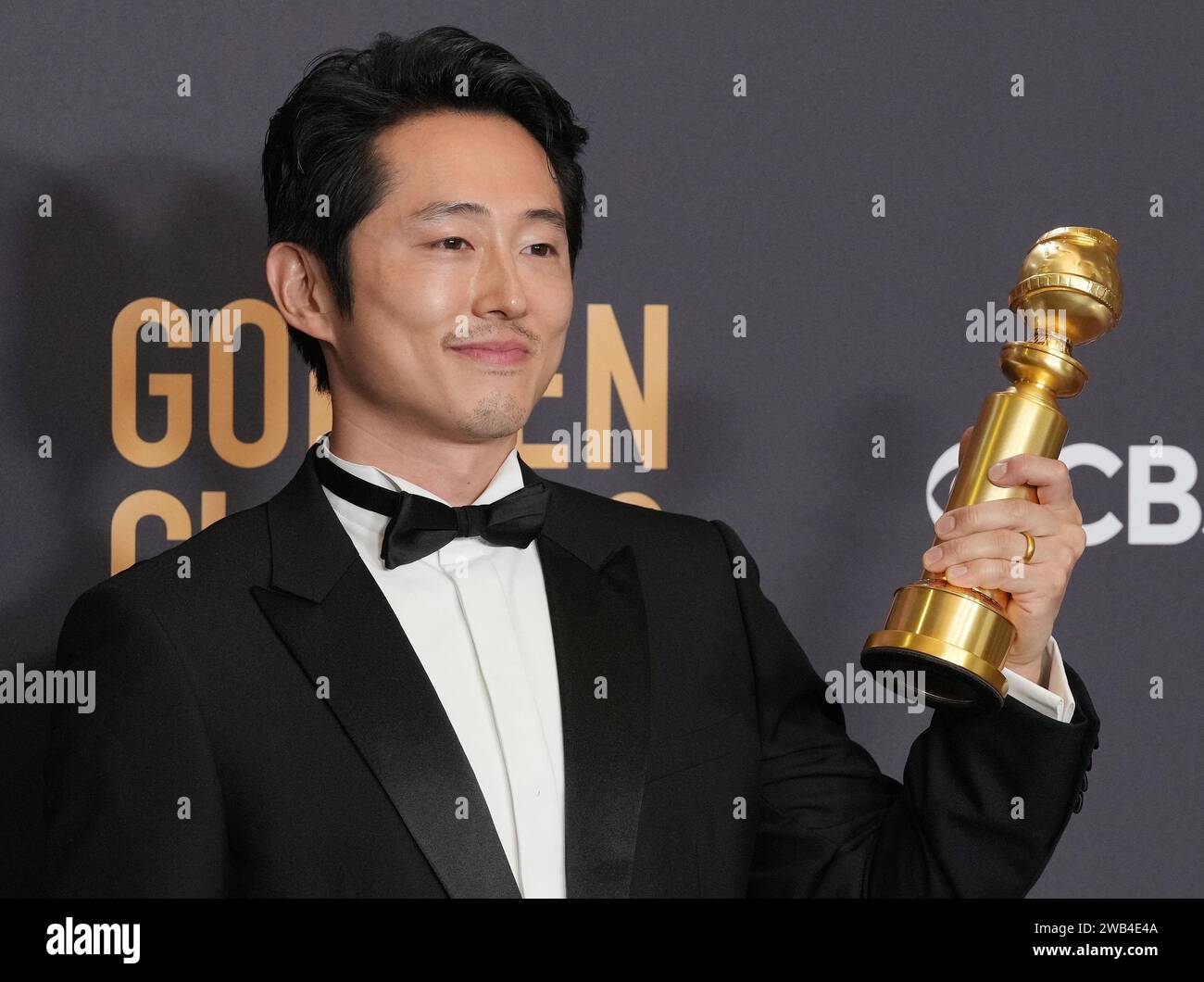 Los Angeles, USA. 07th Jan, 2024. Steven Yeun poses with the award for ...