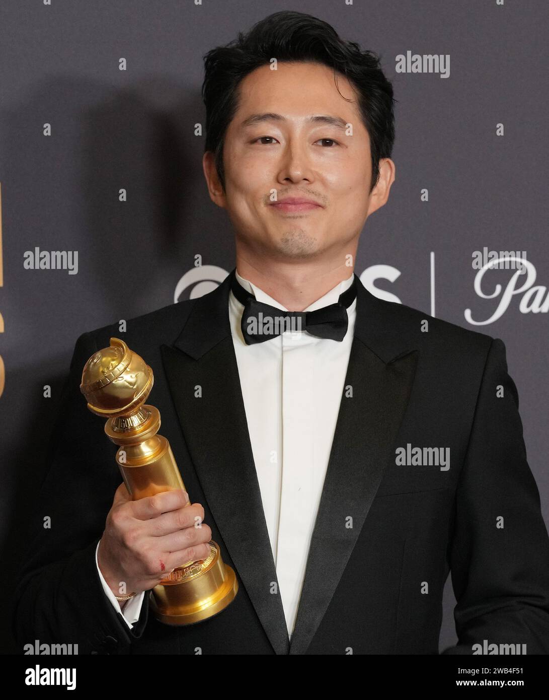 Los Angeles, USA. 07th Jan, 2024. Steven Yeun poses with the award for ...