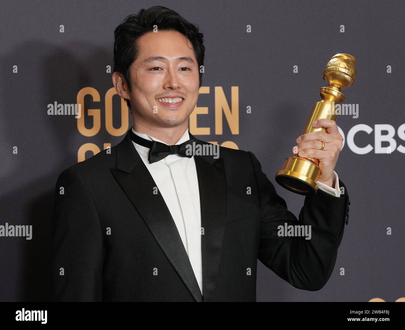 Los Angeles, USA. 07th Jan, 2024. Steven Yeun poses with the award for ...