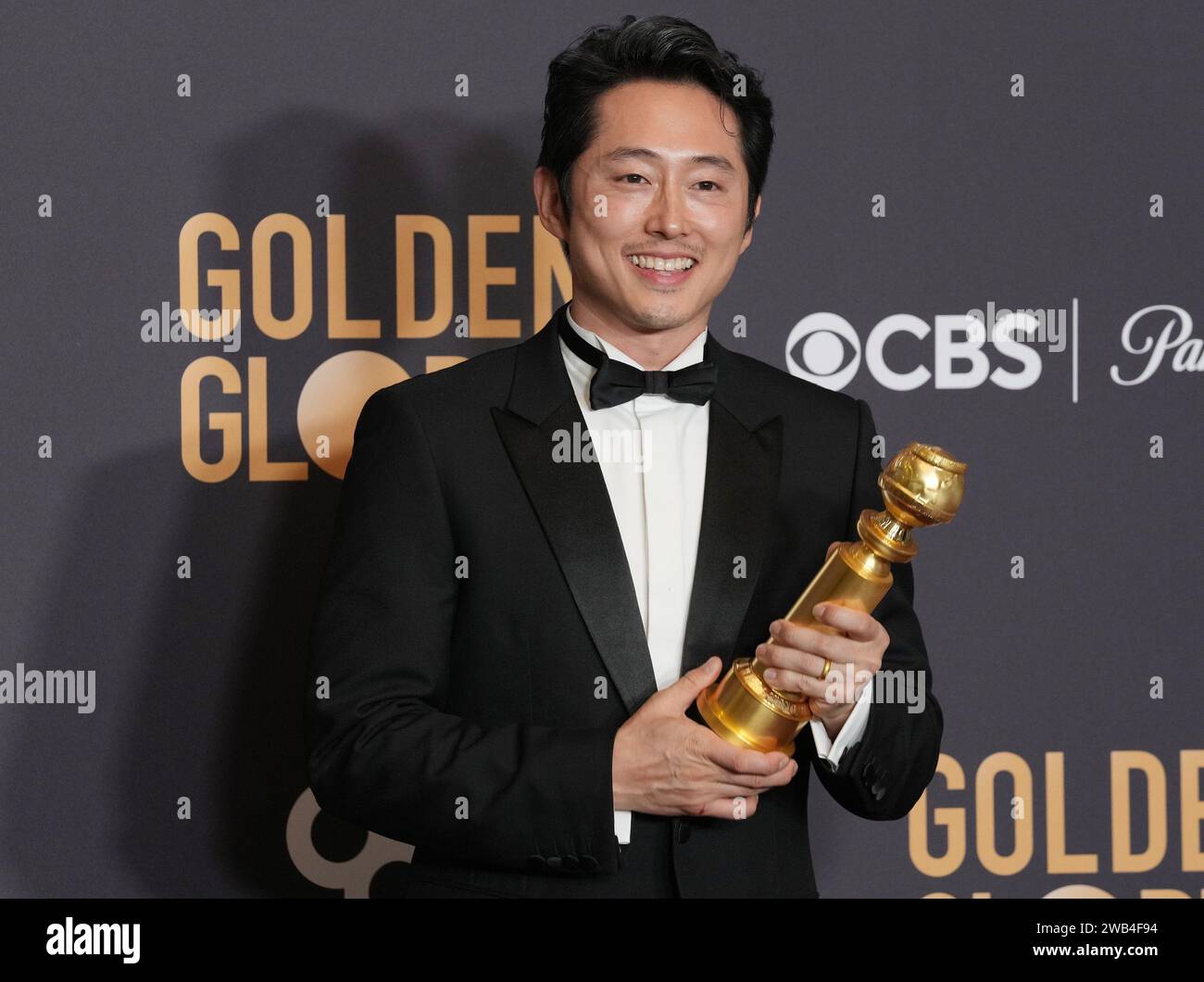 Los Angeles, USA. 07th Jan, 2024. Steven Yeun poses with the award for ...