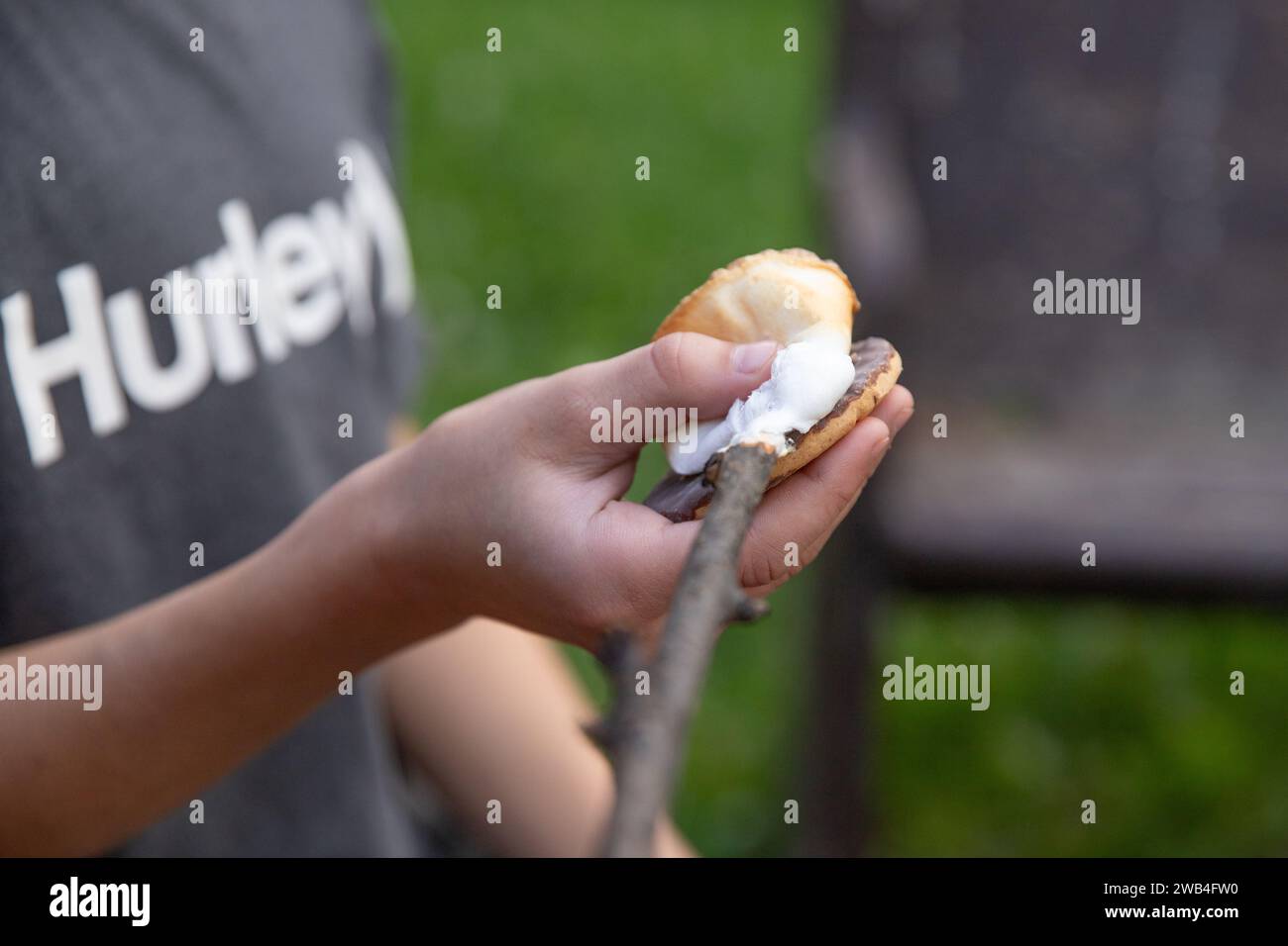 Child making smore hi-res stock photography and images - Alamy