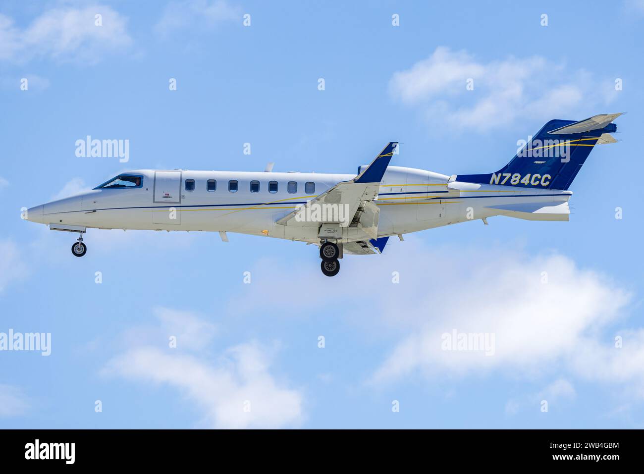 Learjet 45 landing hi-res stock photography and images - Alamy