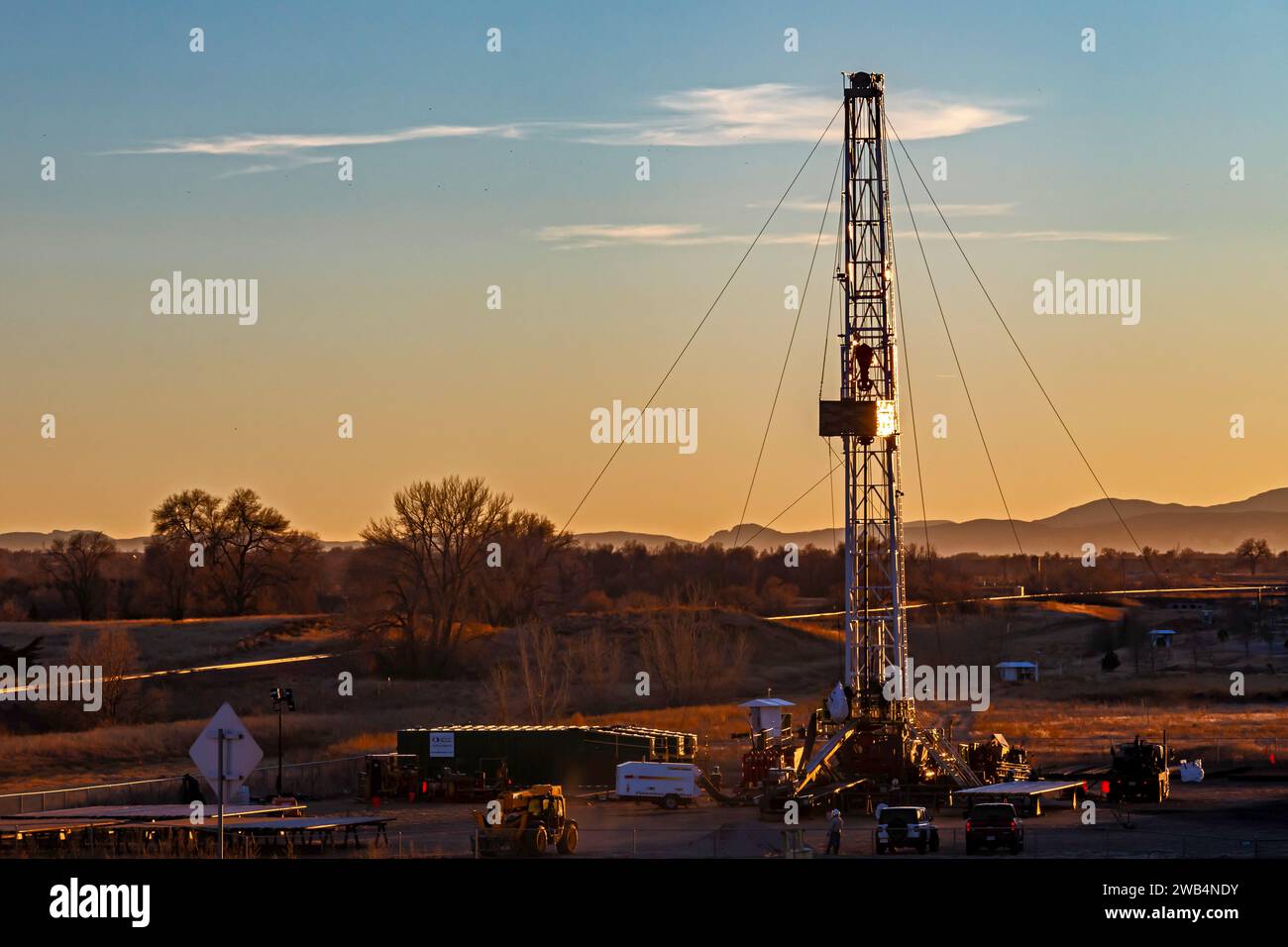 Lochbuie, Colorado - An oil drilling rig northeast of Denver Stock ...