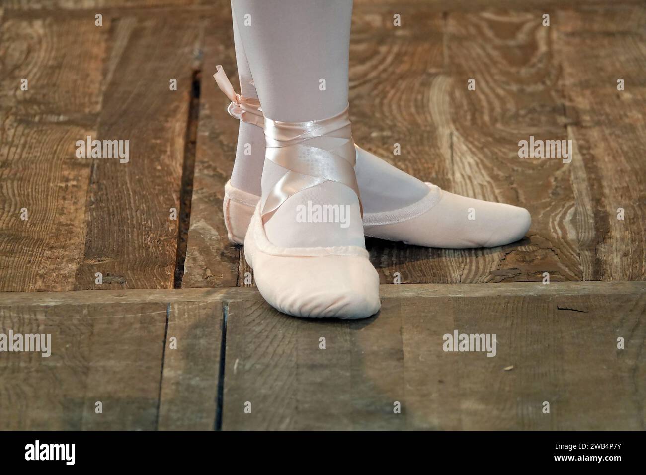 Children's feet in pointe shoes, class in a children's ballet studio ...